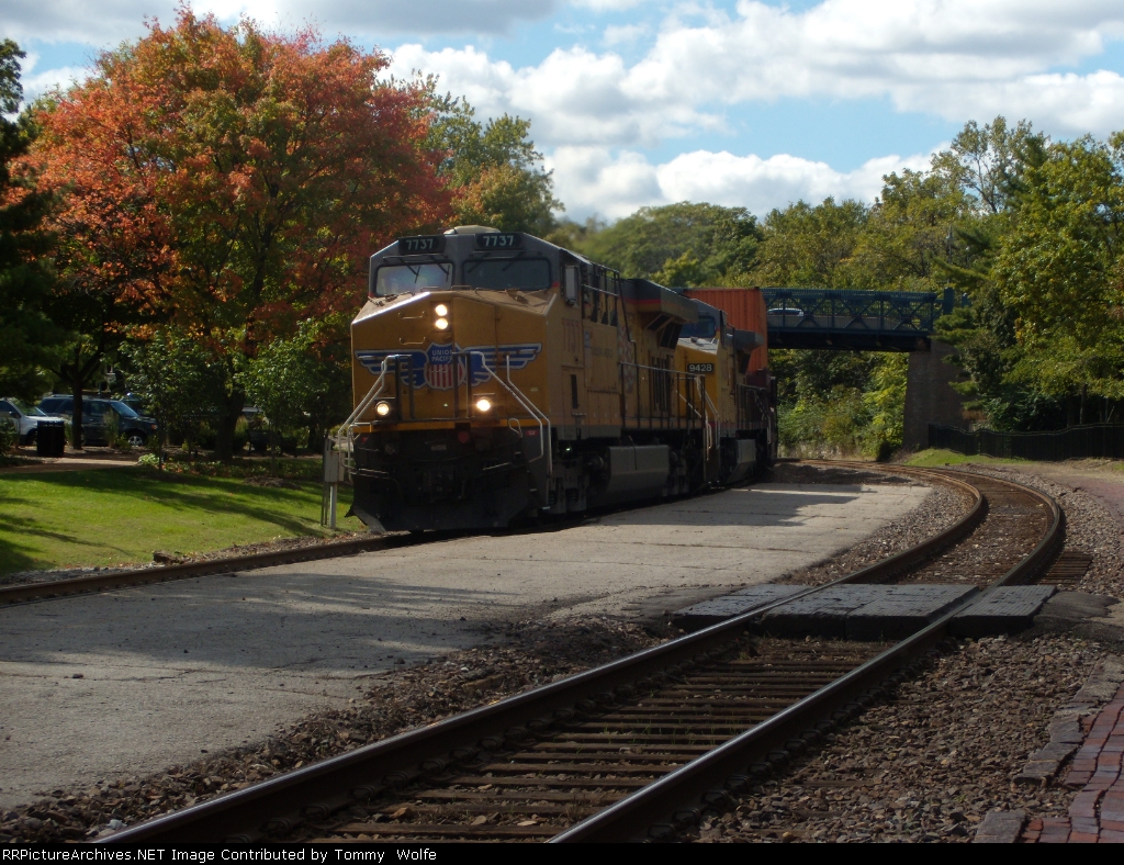 UP 7737 leads the ZSEMN